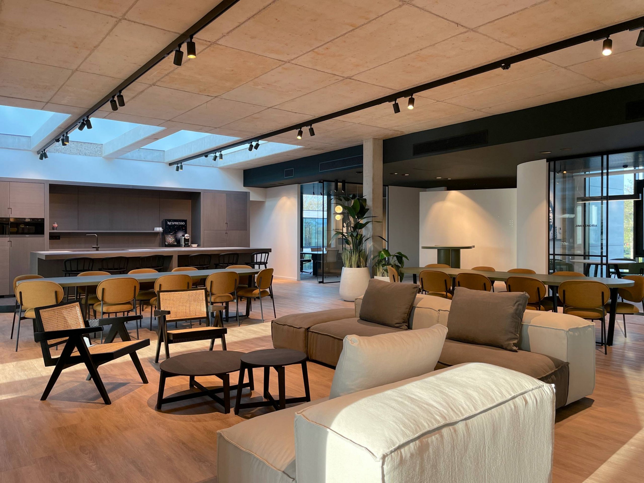 Topondernemer Sam Baro stampt business center in huiskamerstijl uit de ...