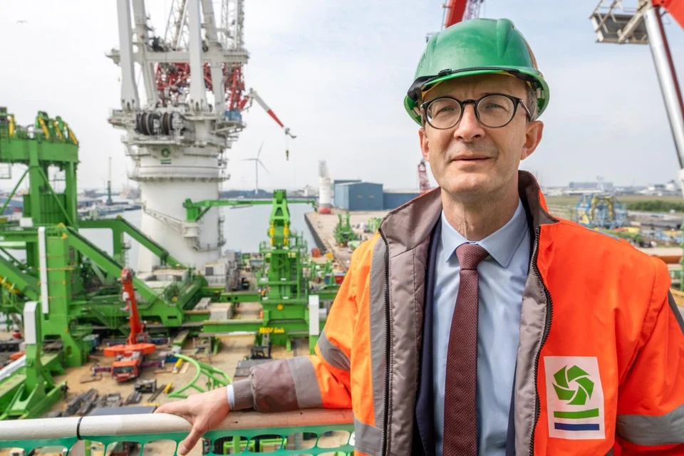 Wereldprimeur: nieuw schip van DEME zet funderingspalen zo hoog als ...