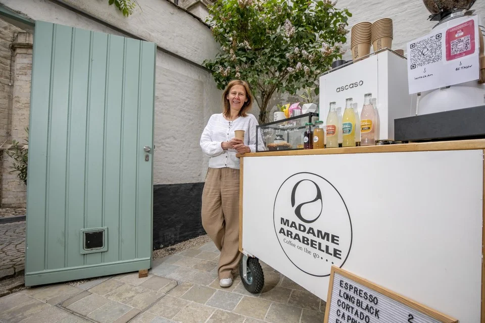 Televisiemaker draagt koffiebar op aan Madame Arabelle uit ‘De Collega ...