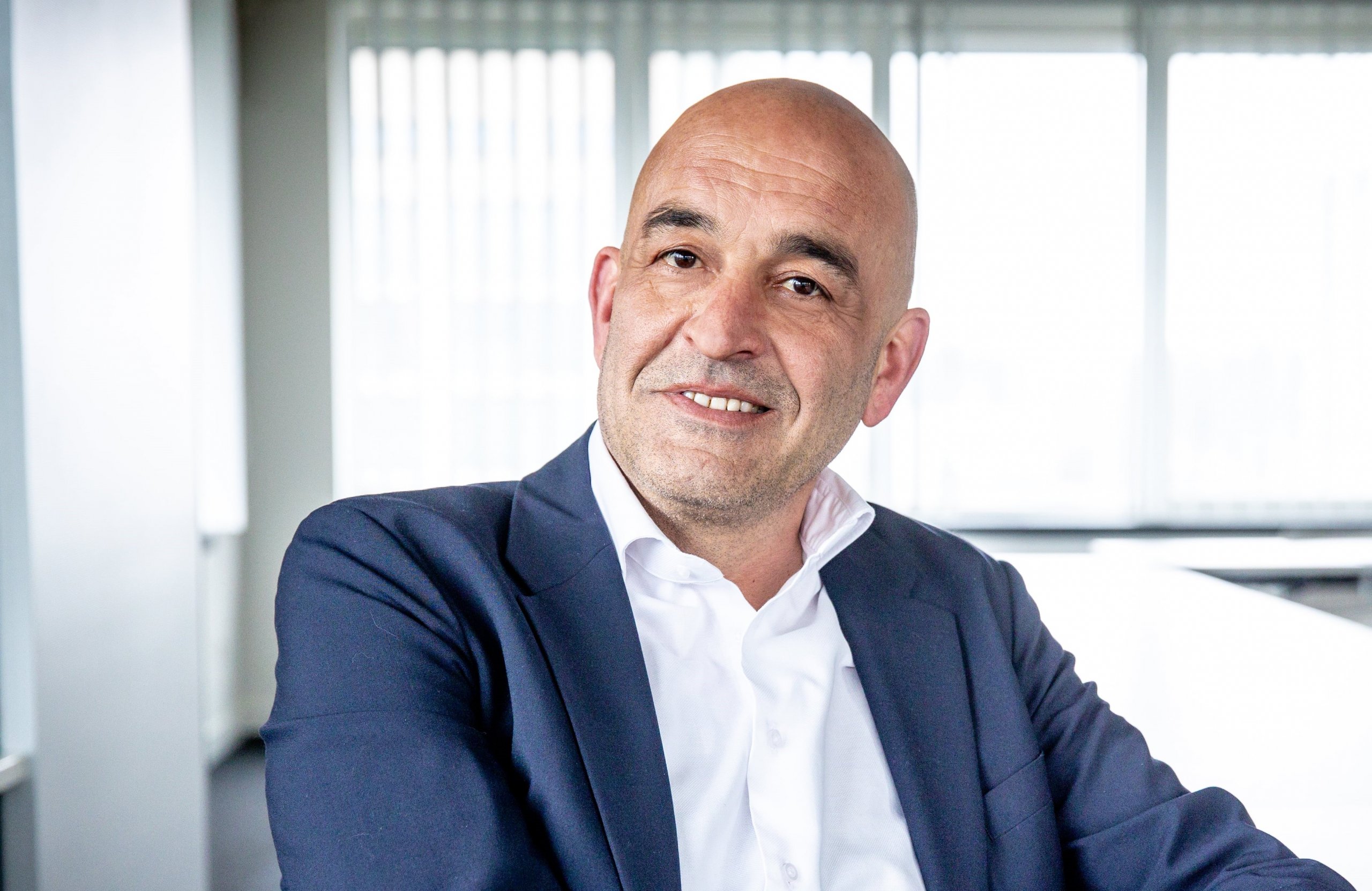 Out Of Office met Kris Claes: “Je bent maar zo goed als de mensen waar ...