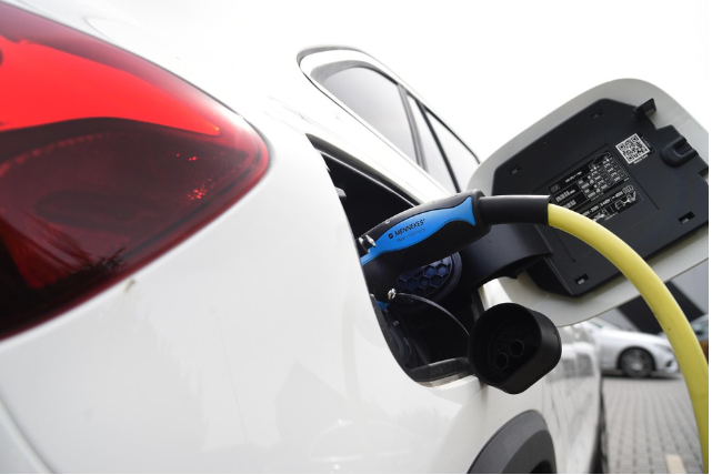 7 op 10 Oost-Vlamingen voorstander van elektrisch rijden - Made in