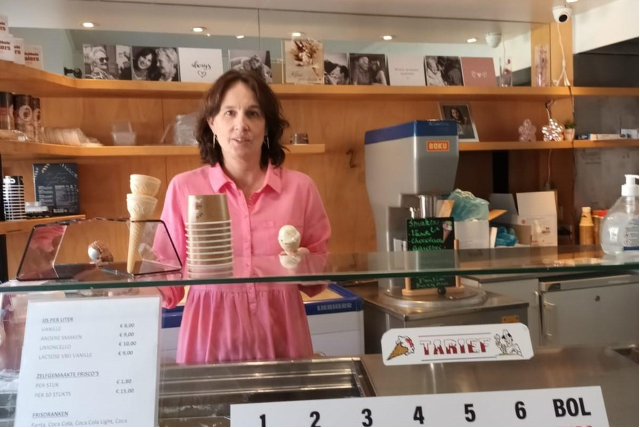 “Ik kan toch geen 7 euro per bol ijs vragen?” Uitbaatster Hilde werkt ...
