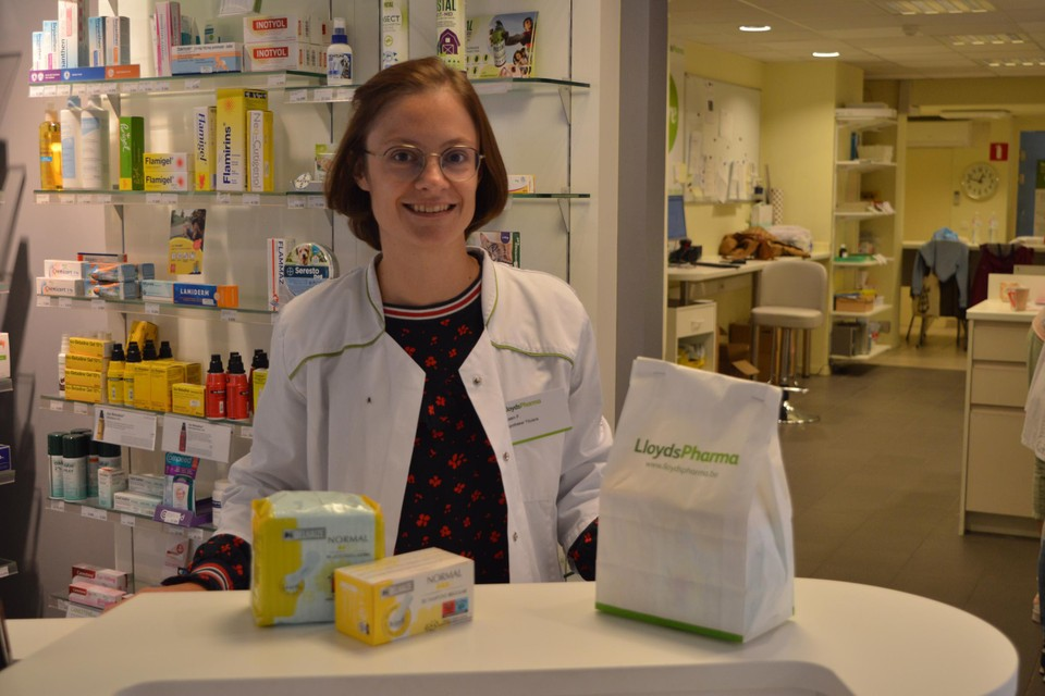 Apotheker Leen deelt gratis tampons en maandverbanden uit aan meisjes “die het niet kunnen ...