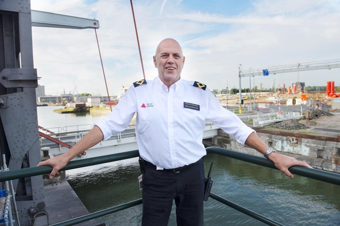 Een blik achter het raderwerk van sluizen en bruggen in de Antwerpse ...