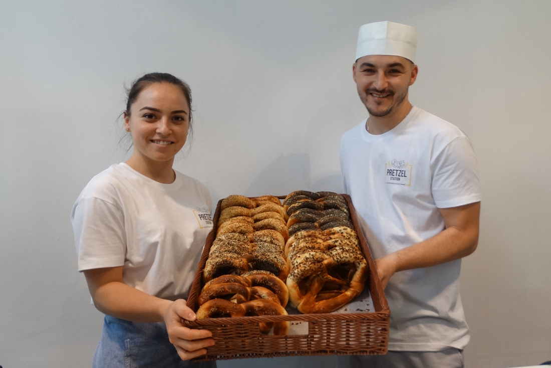 Joan en Maia bakken typische Roemeense pretzels in nieuwe zaak - Made in