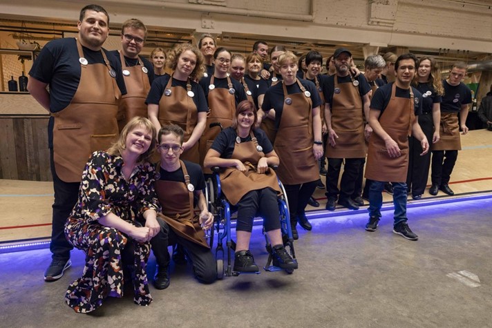 Bij lunchbar ‘De Goeie Gasten’ zetten mensen met beperking eerste ...