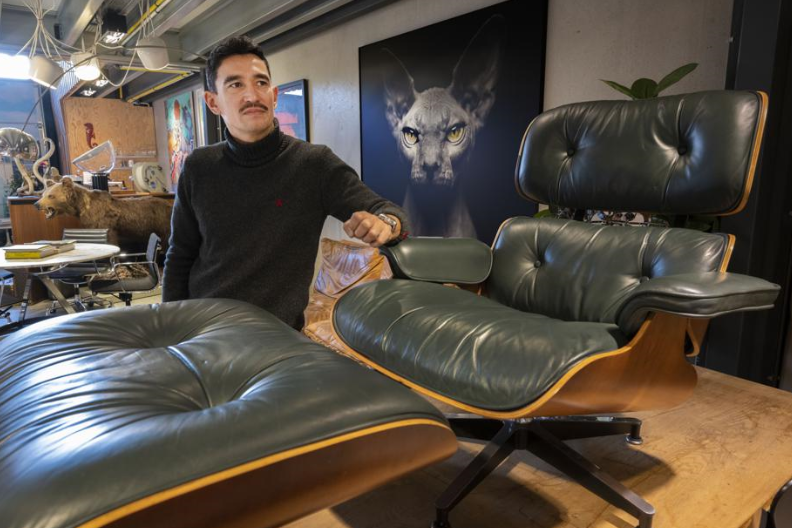 Vintage-dealer Yves Chung, bekend van 'Stukken van Mensen', houdt ...