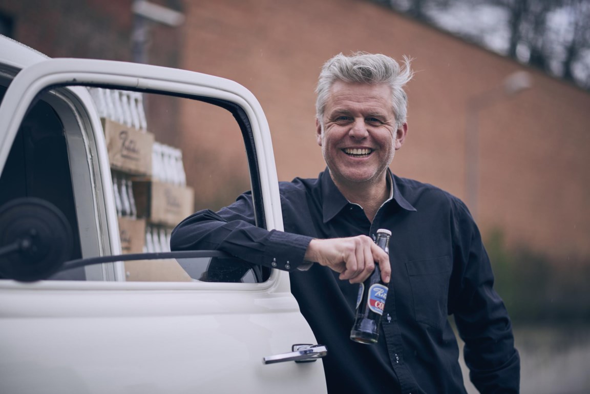 Jan Verlinden vult eerste blikjes met Ritchie-limonades en -cola - Made in