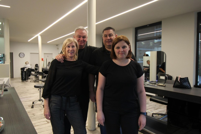 Kappers Axel en Magda geven hun schaar van Hair Place na 35 jaar door ...