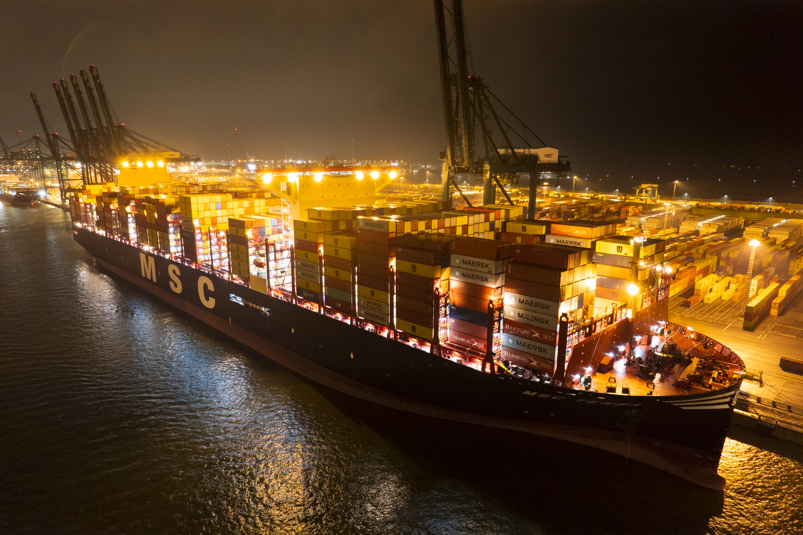 Nét geen 400 meter lang: grootste containerschip dat ooit in Antwerpen ...