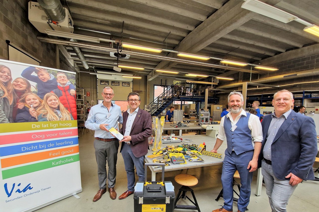 Lions Tienen overhandigt werkmateriaal aan middelbare school - Made in