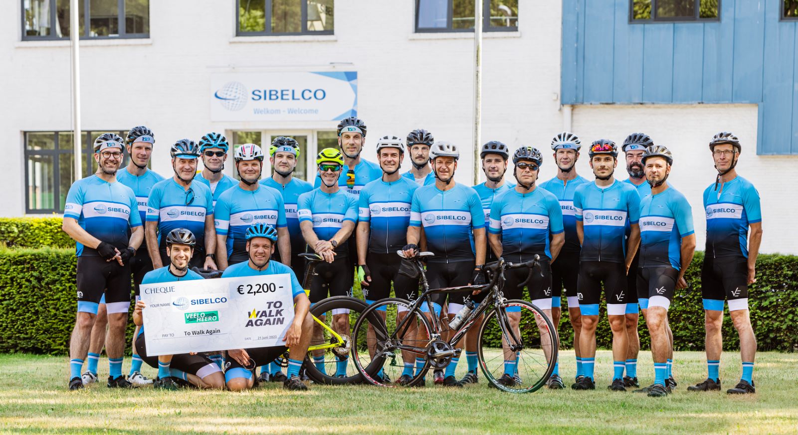 Sibelco beschermt zijn werknemers met sportkledij van VeeloHeero en steunt To Walk Again - Made in