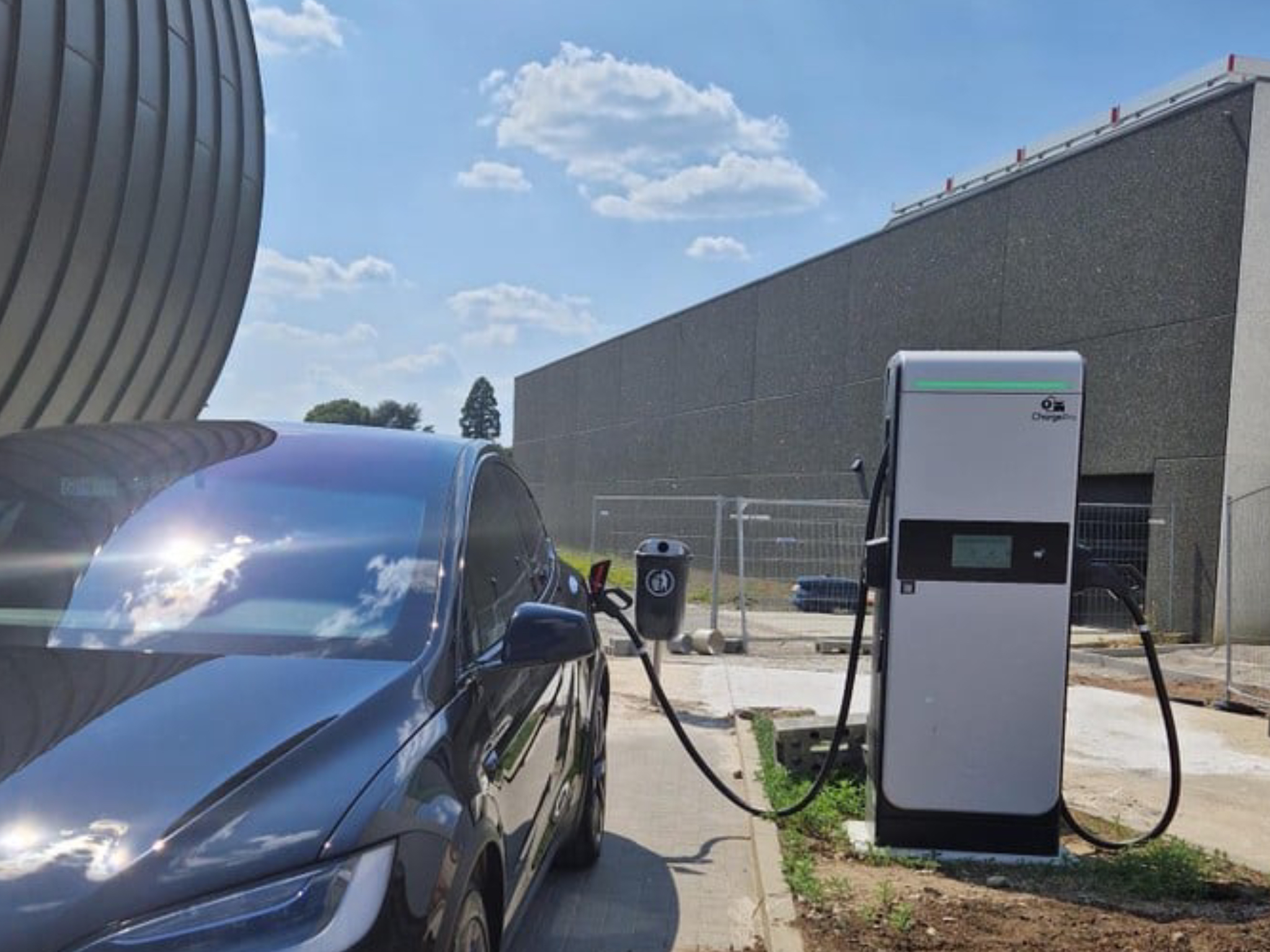 Snellader voor elektrische voertuigen maakt intrede op La Corbeille ...