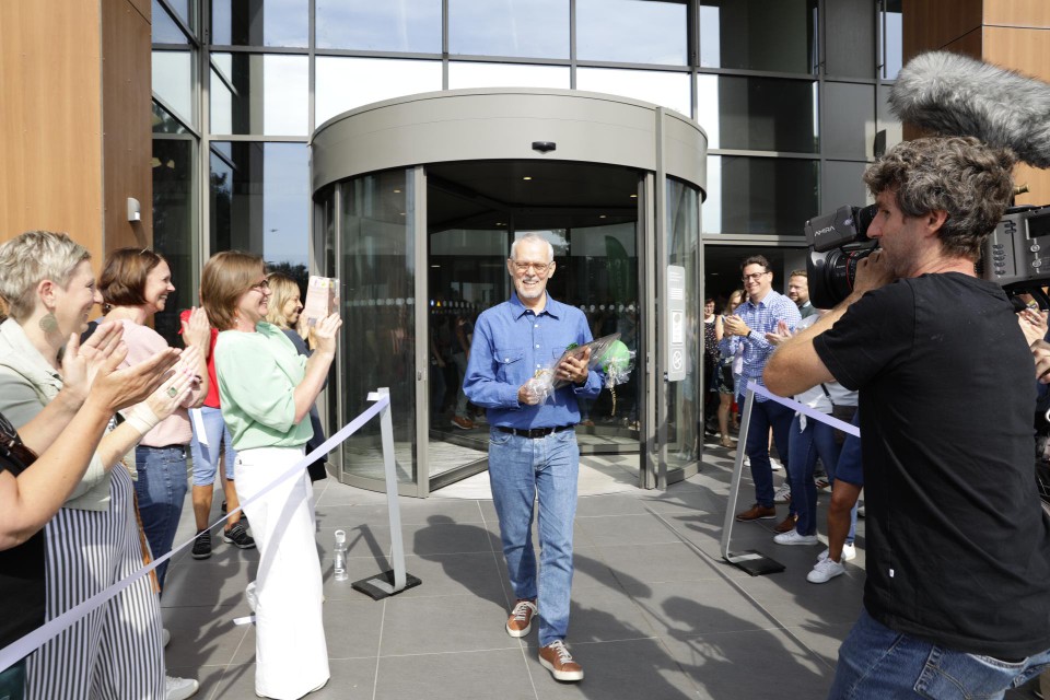 Personeel neemt met indrukwekkende erehaag en applaus afscheid van Jef ...
