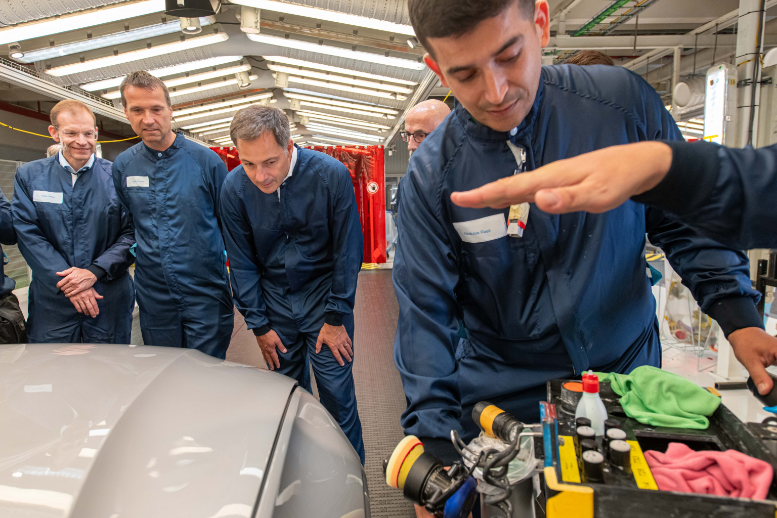 Premier De Croo bracht een bezoekje aan Volvo Car Gent: "De auto ...
