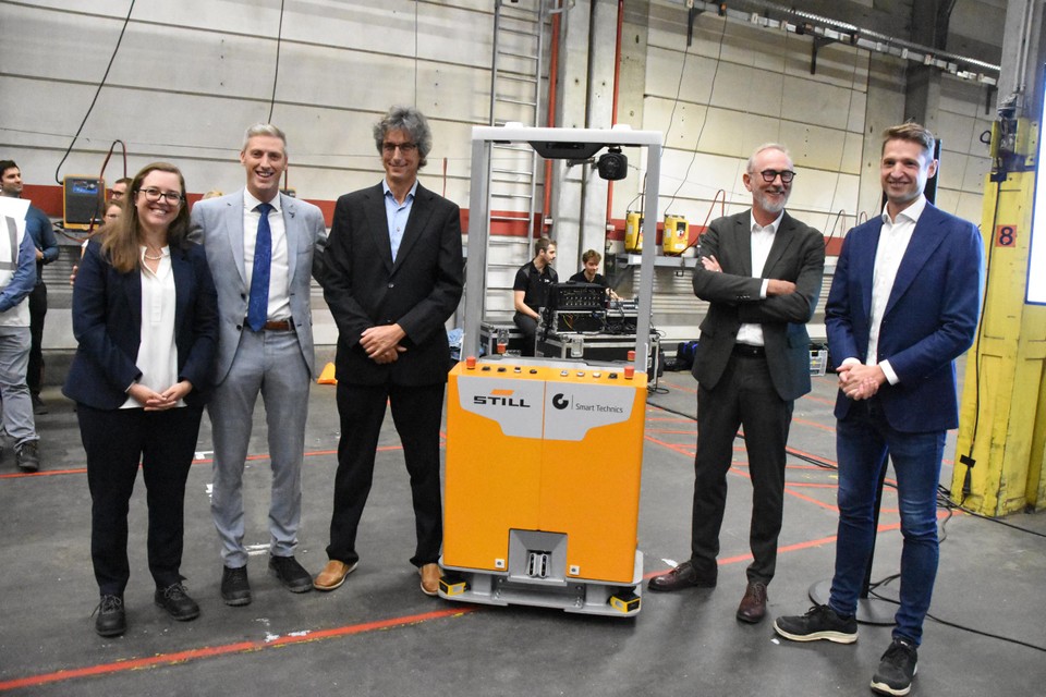 Zelfrijdende trucks brengen paletten rond in distributiecentrum van ...