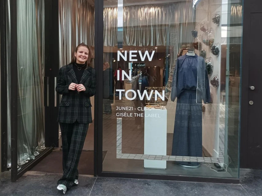 Vier jonge dames slaan handen in elkaar voor een pop-up winkel in Wilde ...