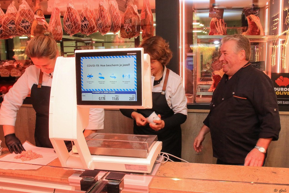 Slagerij Stefan De Clercq bestaat 30 jaar: de echte Poeskes steken een ...