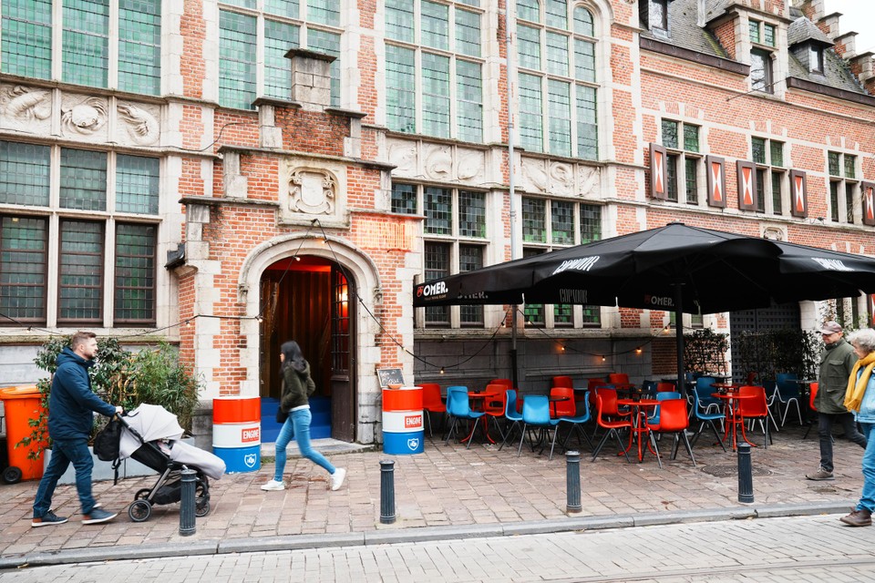 Pikante cocktails en Engelse pasteitjes in nieuwe, zwoele bar aan het ...