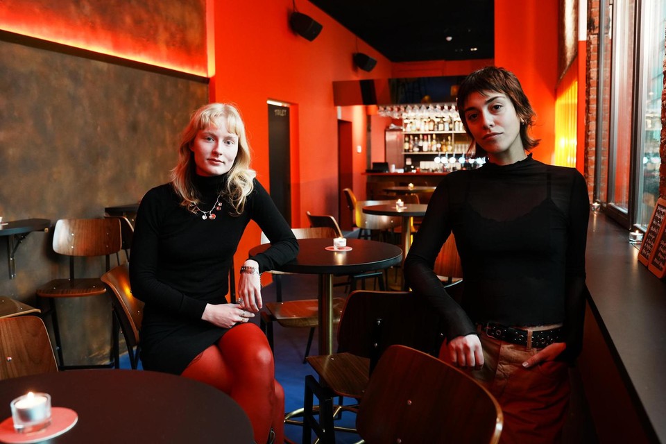 Pikante cocktails en Engelse pasteitjes in nieuwe, zwoele bar aan het ...