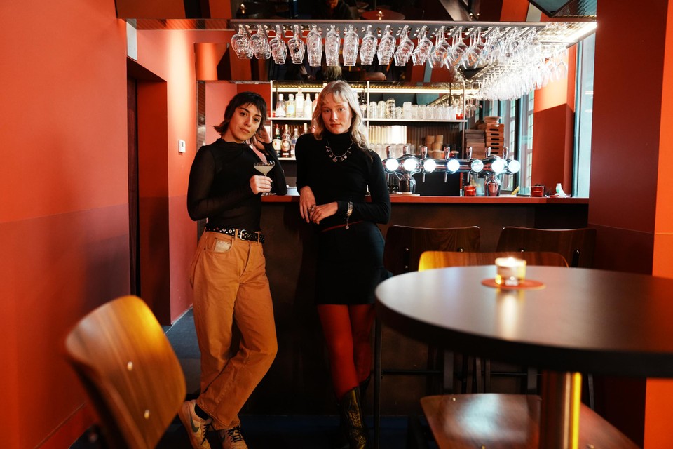 Pikante cocktails en Engelse pasteitjes in nieuwe, zwoele bar aan het ...