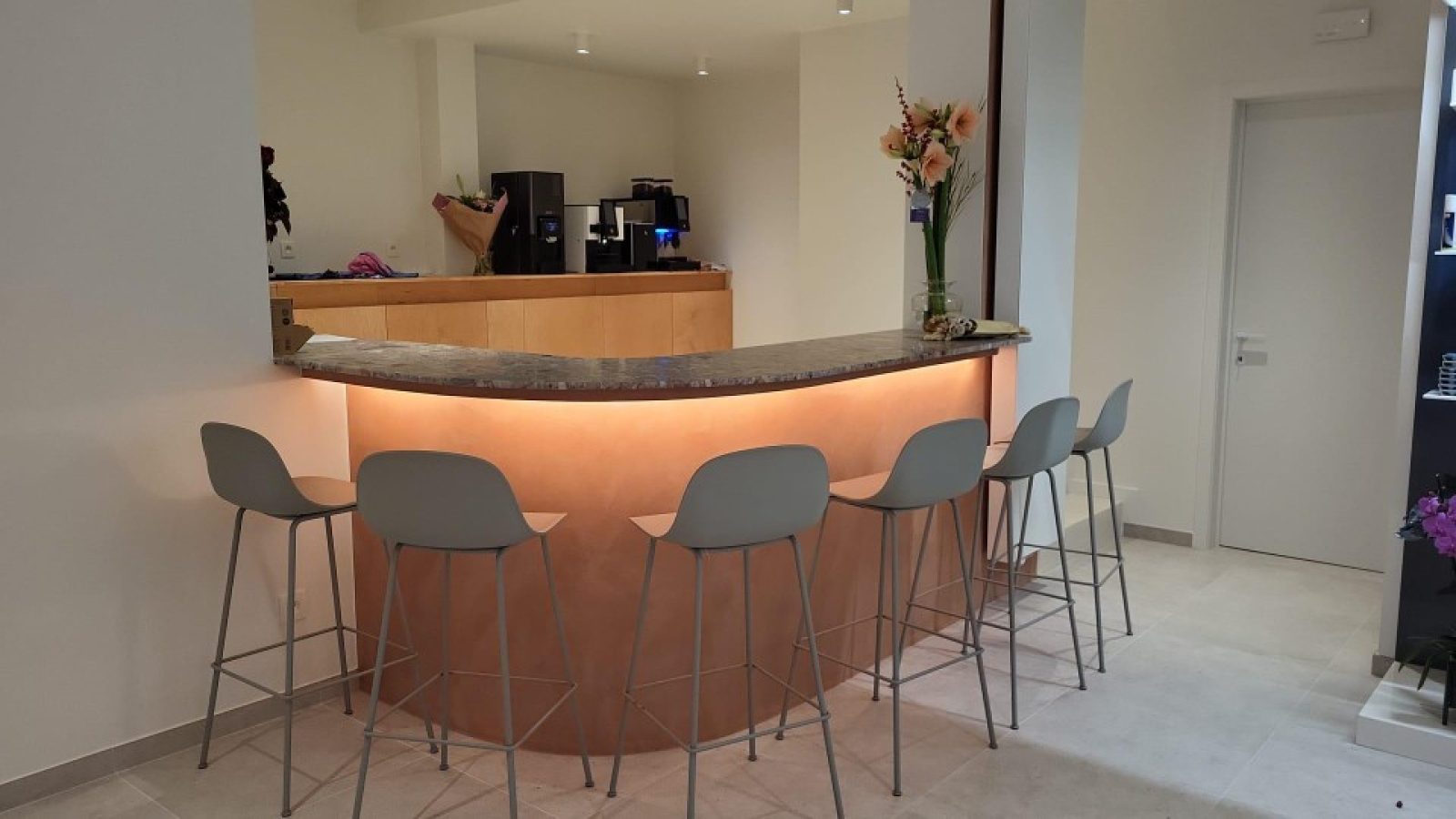 110 jaar oude koffiebranderij opent showroom in Sint-Amandsberg ...