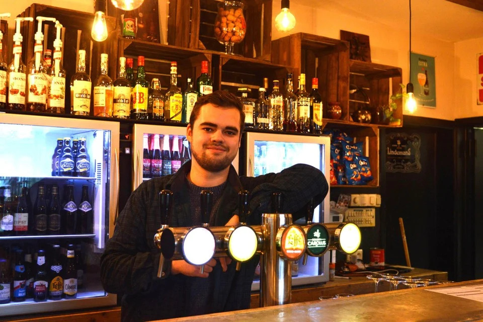 Laurens (24) neemt café Hal-Central over en wordt zo jongste cafébaas ...