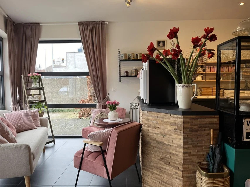 Dominique maakt op haar 52ste nog haar meisjesdroom waar met koffiebar Moe Roos - Made in