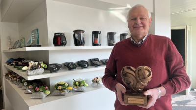Begrafenissen Van den Broeck wint ondernemersprijs van Unizo Neteland: “Belangrijk om familiaal ...