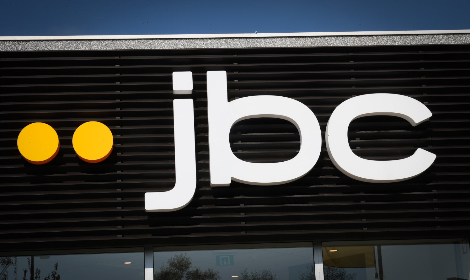 Kledingketen JBC opent als eerste retailer eigen tweedehandswinkel ...