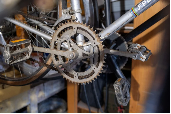 “Van 50 kapotte fietsen maak ik 30 nieuwe”: student-ondernemer Karel ...