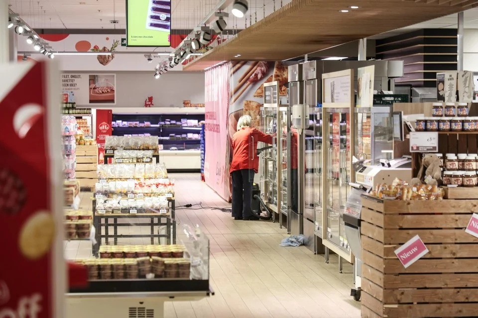 D-day voor nieuwe uitbaters Geert en Jeroen in Delhaize Schoten: “Je ...
