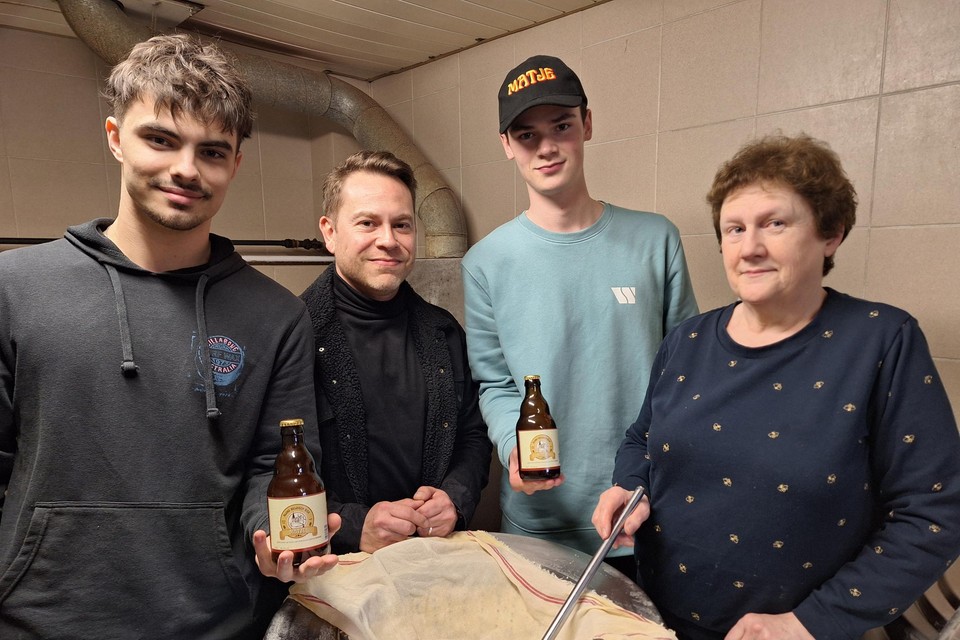 Studenten Thibau (20) en Dustin (21) brouwen bier met restproduct van ...