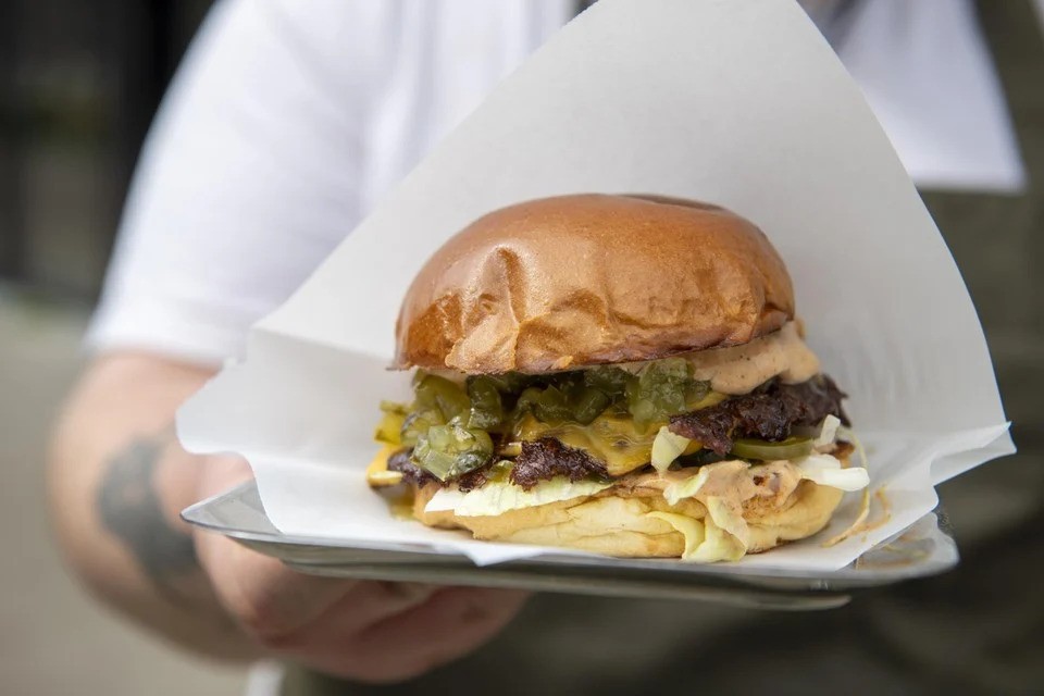 Populaire burgerzaak Plump telt af naar ‘waanzinnig’ DRIP-festival ...
