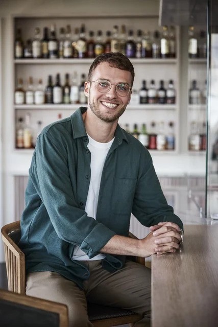 Thomas (27) uit Hove werkt als sommelier in een van de beste ...