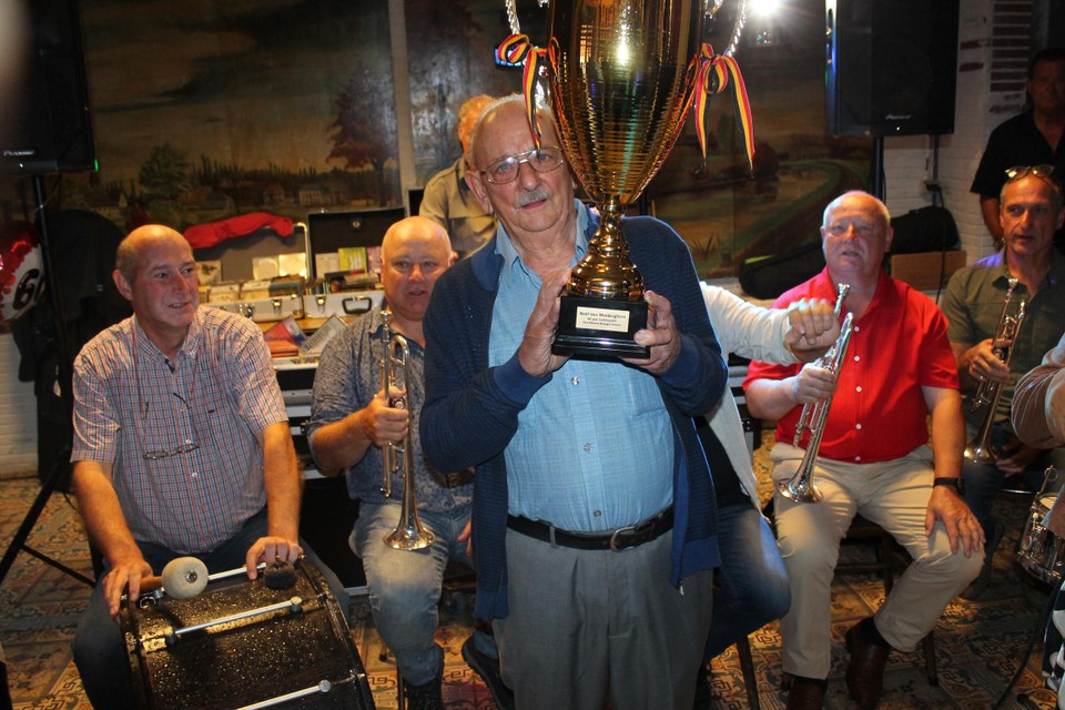 Verrassingsfeest voor Noel (88), die al 60 jaar volkscafé uitbaat: “Ik ...