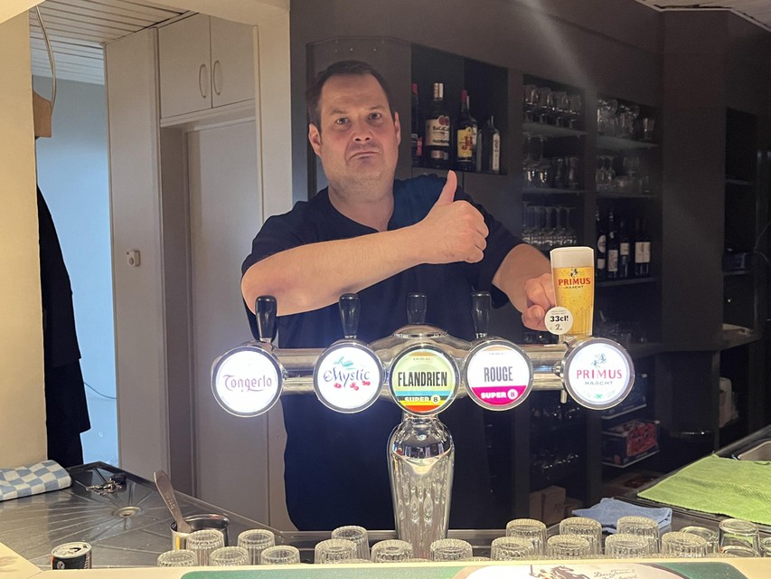 Een jaar na de sluiting van het laatste café, brengt Kurt weer leven in ...