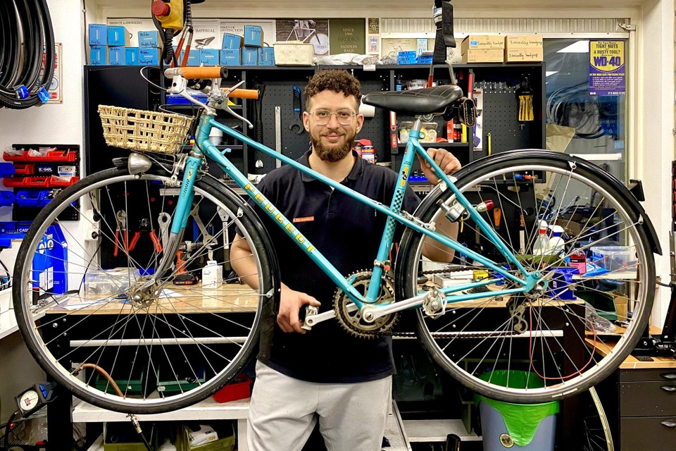 Athmane (33) opent fietsatelier waar je geen twee weken moet wachten ...