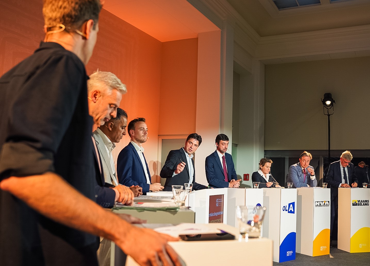 “De luchthaven dicht? Niet zolang ik hier zit”: Voka-debat zet links ...