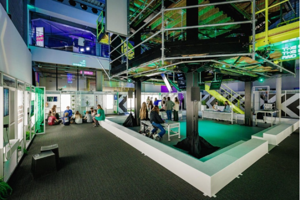 Nieuwe zone in Technopolis dompelt bezoekers onder in wereld van AI: “Bewust worden over ...