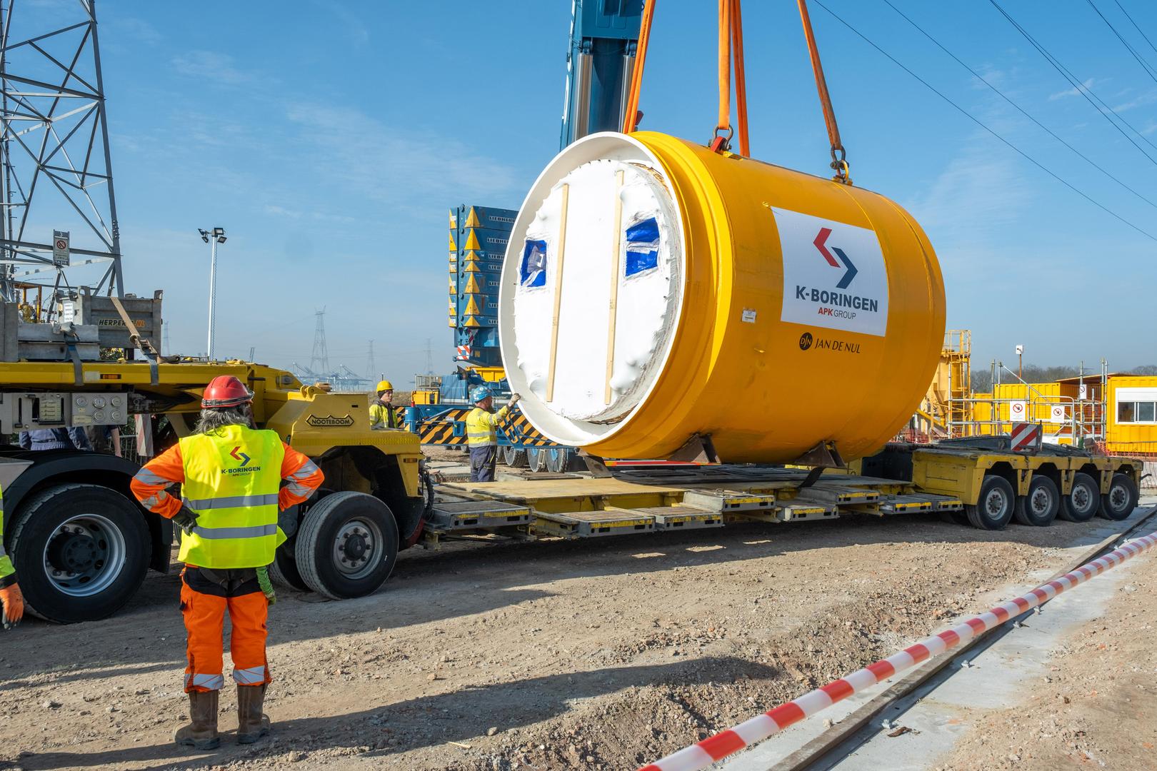 Grote boormachine arriveert in haven om tunnel onder de Schelde te ...