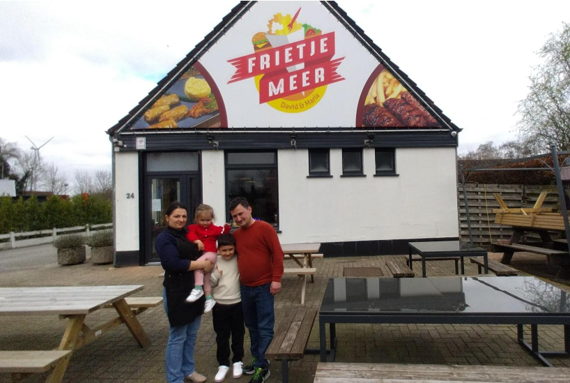 Nieuwe uitbaters Frietje Meer combineren frituur met Roemeense grill ...