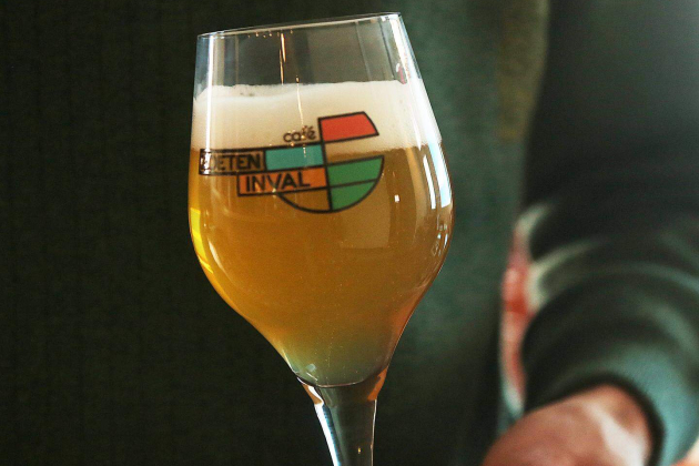 Café Zoeten Inval heropent vrijdag mét eigen bier: “Nieuwe wind door ...
