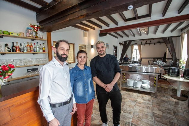 Anisia neemt 200 jaar oude herberg over en maakt er Roemeens restaurant ...