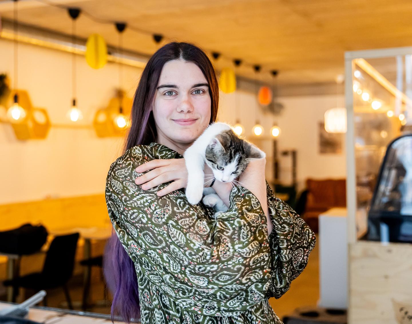 Axelle zoekt overnemer voor populair kattencafé Cats & Cups: “De ...