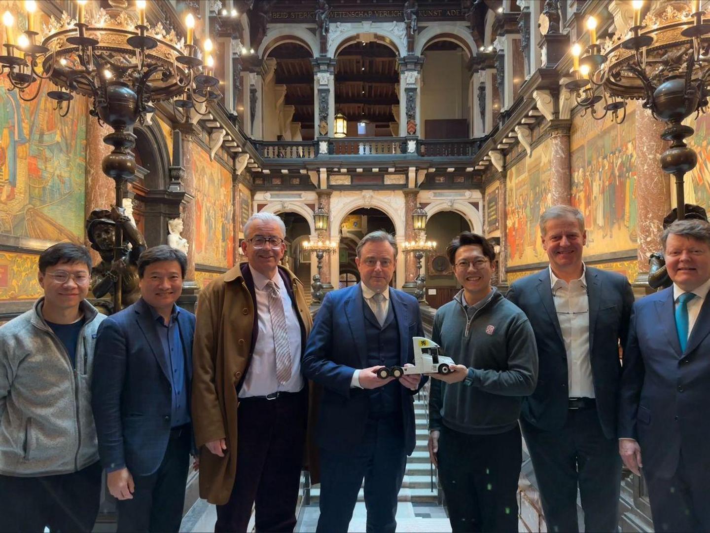 Rollen tegen de zomer al elektrische trucks van Windrose van de ...