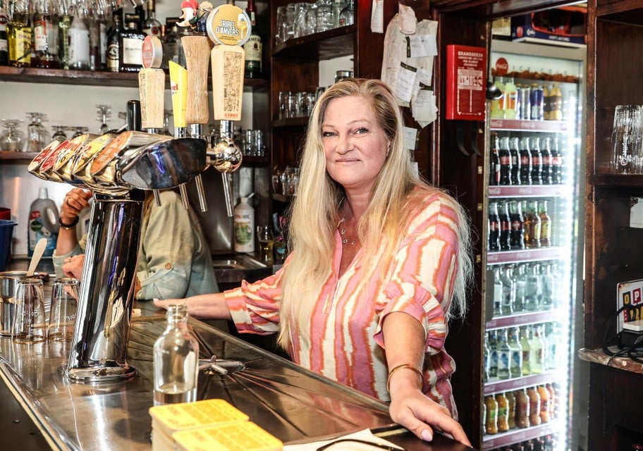 Sandy (46) zoekt overnemer voor honderd jaar oud café ‘t Chauffeurke(n ...