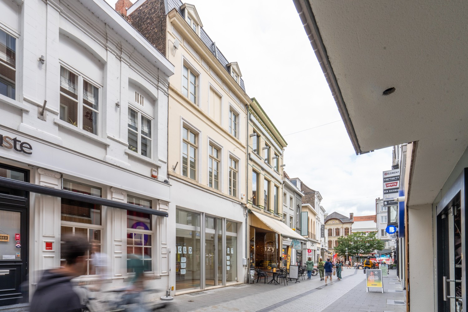 Begrafenisondernemer Bart Amez gaat na plots afscheid in zee met voormalige conculega: “We ...