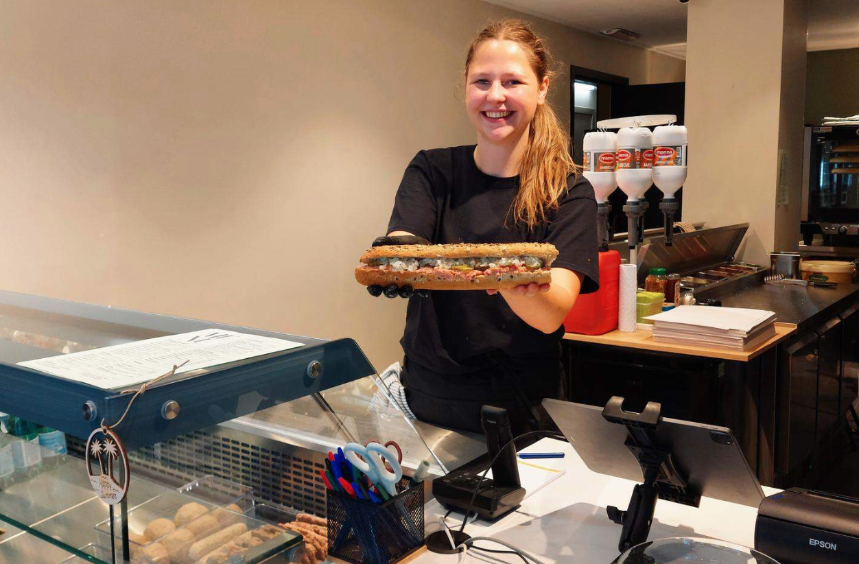 Nora is 19 en opent broodjeszaak Den Belegger: “Als je jong bent, kun ...