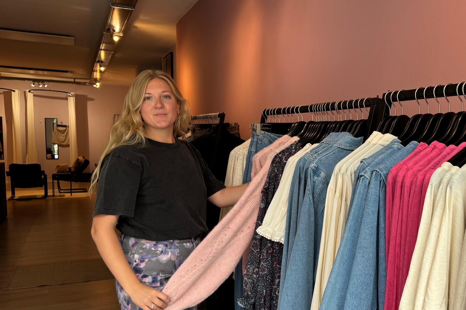 Saart (27) kiest voor slow fashion in eigen kledingzaak: “Kwalitatieve ...